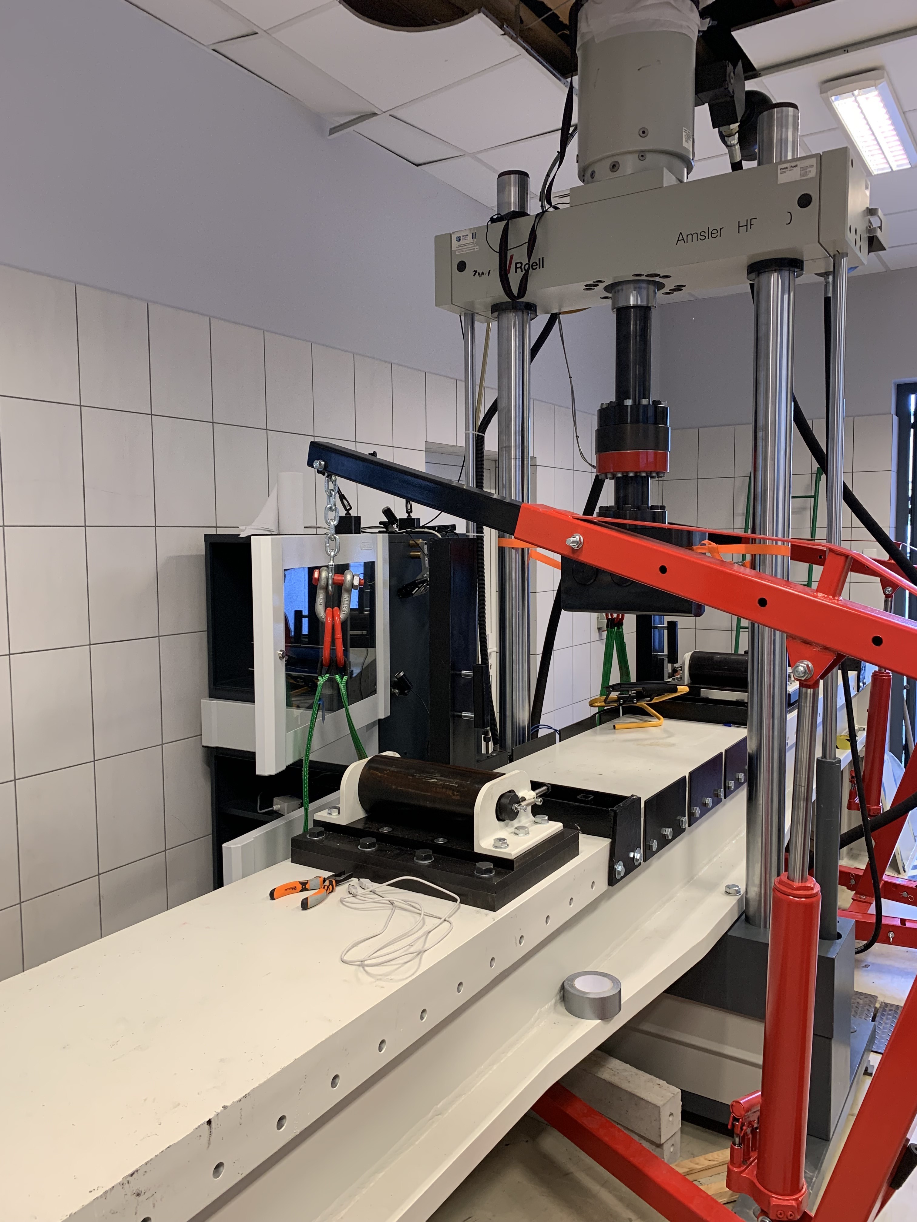 Servo-hydraulic testing machine Zwick-Roell HB250 | Infrastructure database